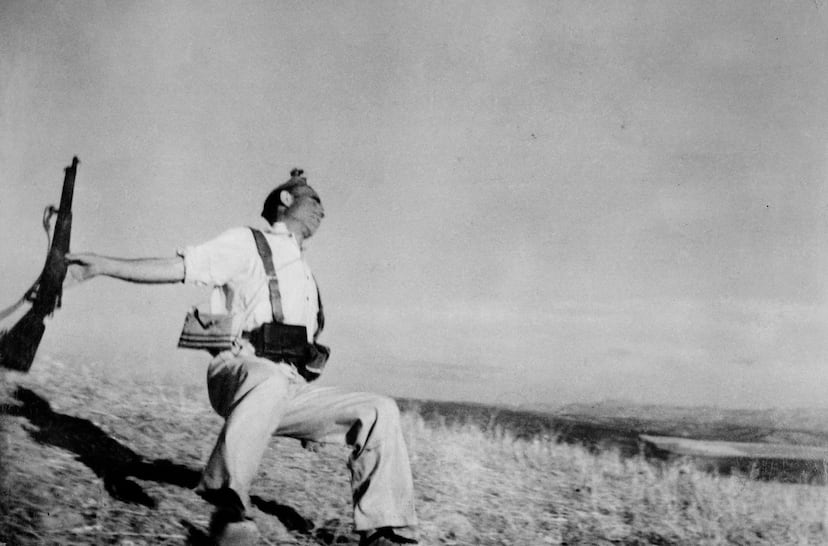 El misterio de cómo se tomó la fotografía del miliciano de Robert Capa ...