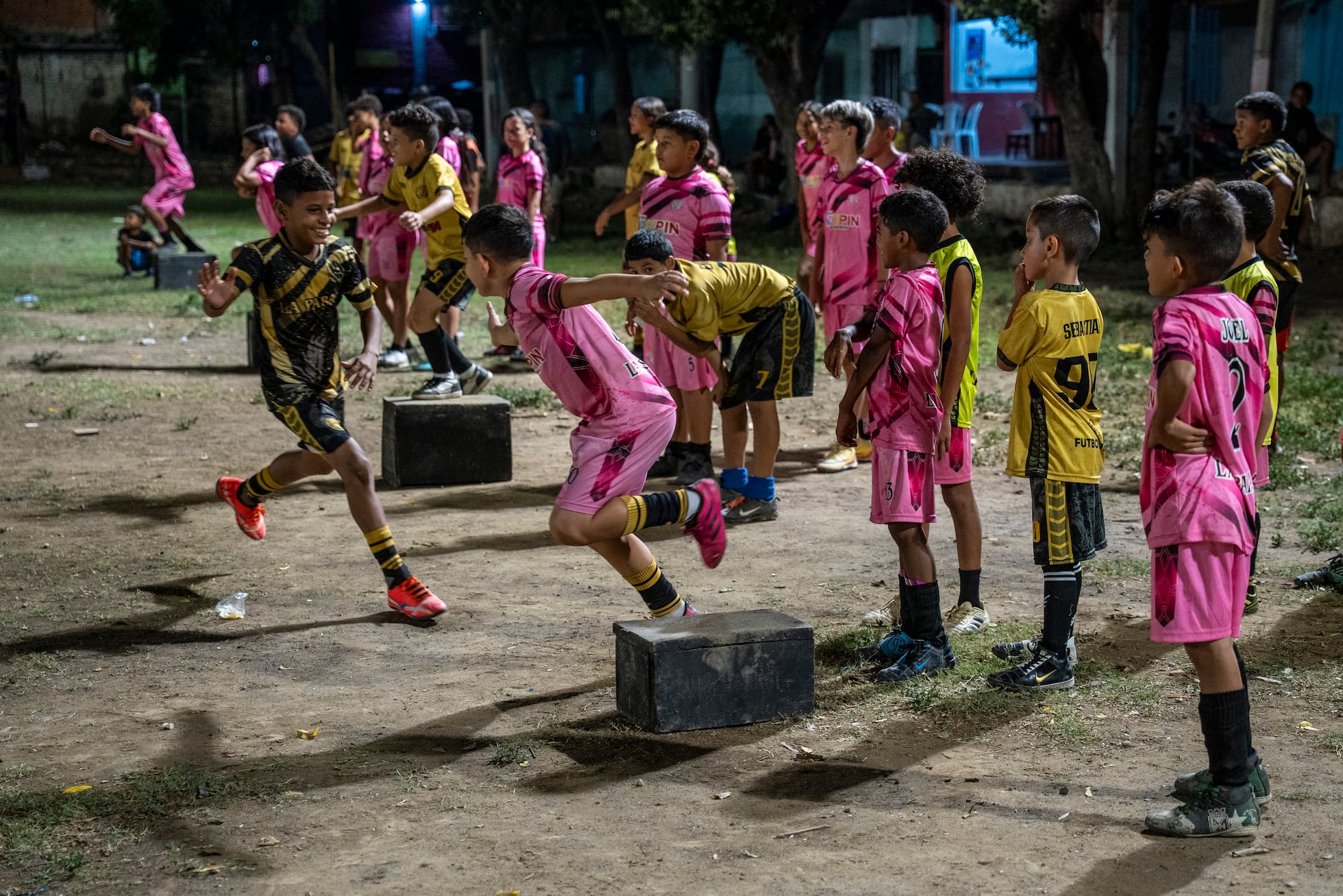 La Parada FC: Los niños venezolanos que cruzan la frontera colombiana ...