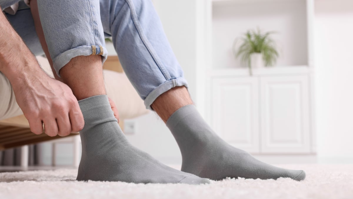 Este aparato ayuda a ponerse los calcetines sin agacharse | Top reviews ...