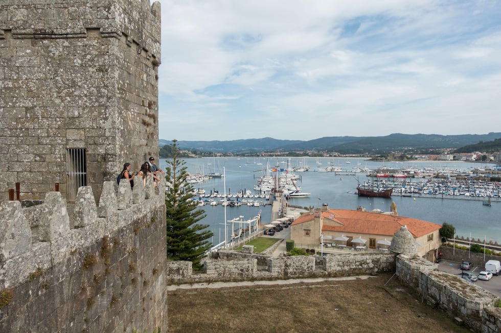 12 castillos españoles que dialogan con el mar: de Salobreña a ...