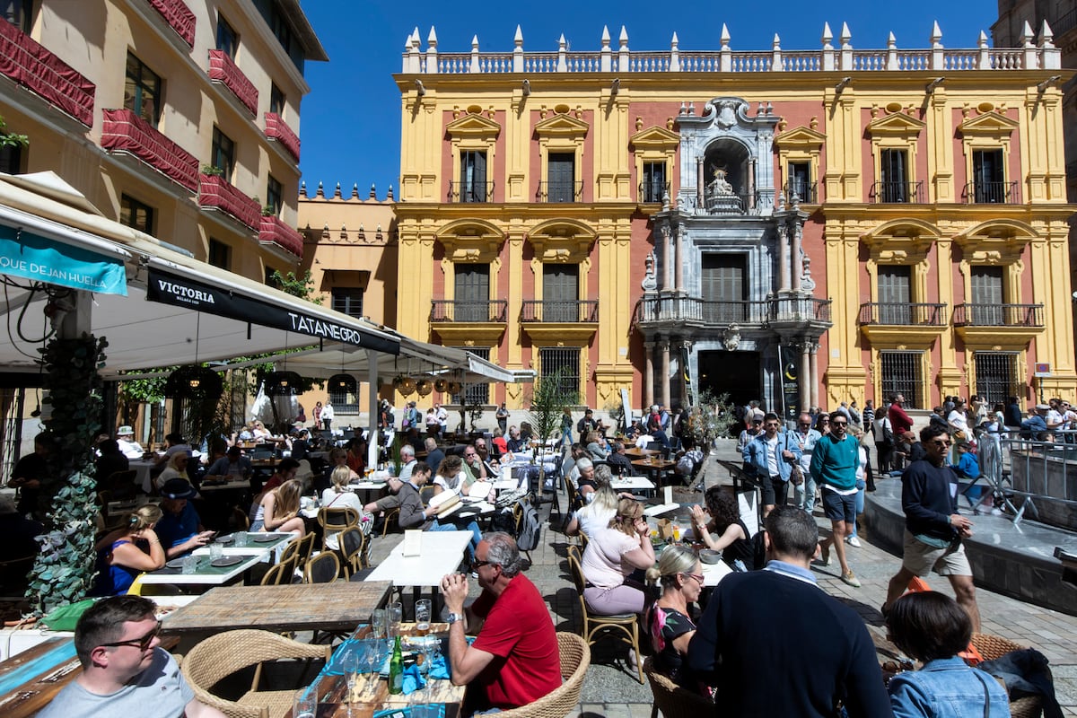Terrazas, tronos y peatones: el centro de Málaga no da para más ...