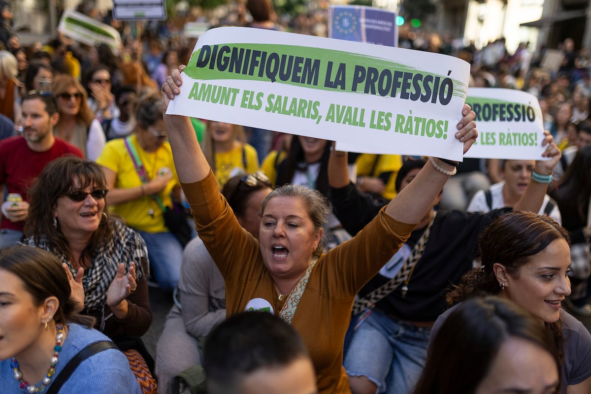 Miles de profesores se manifiestan en Barcelona para reclamar mejoras ...