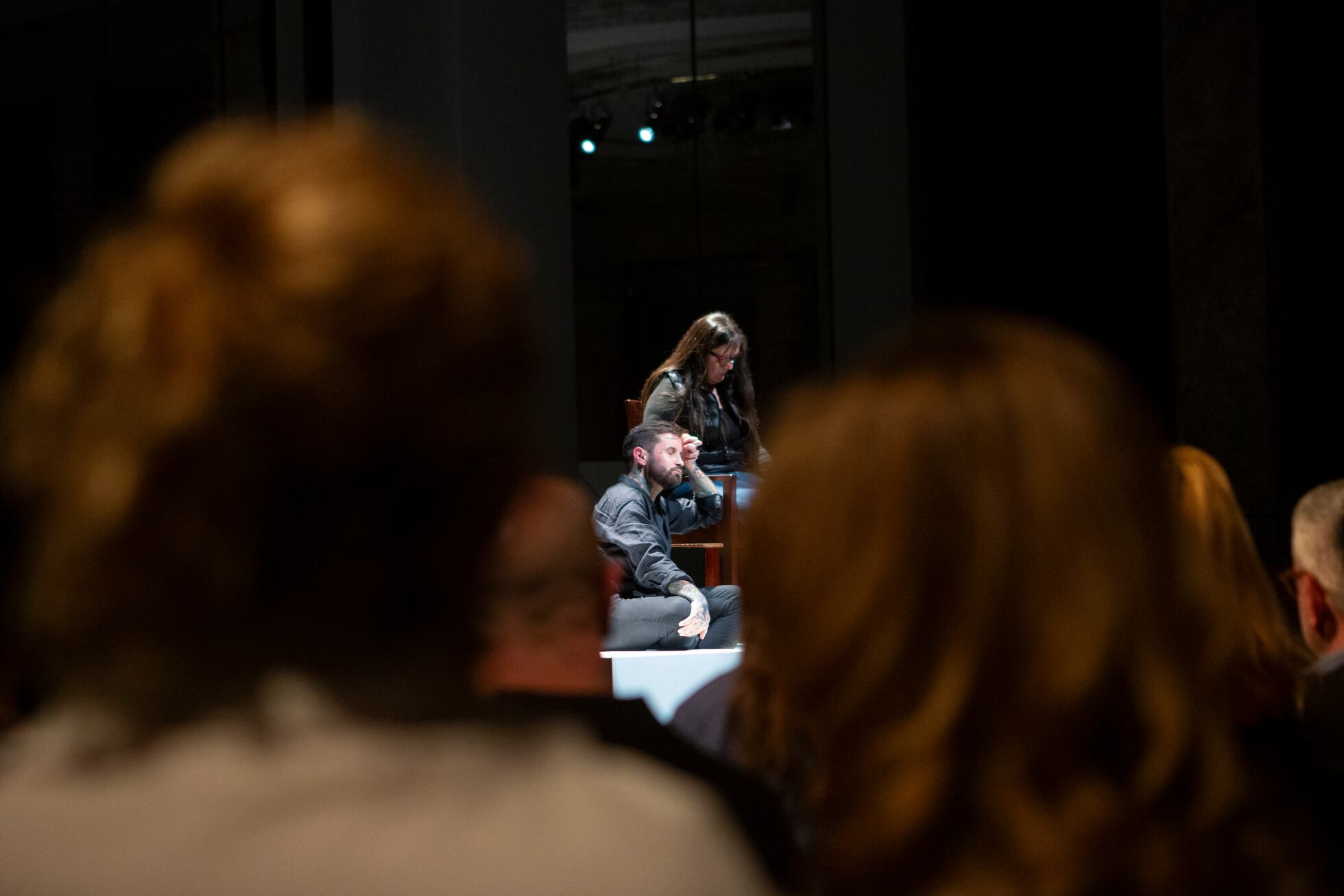 Una hora cogidos de la mano y mirándose en silencio: la ‘performance ...