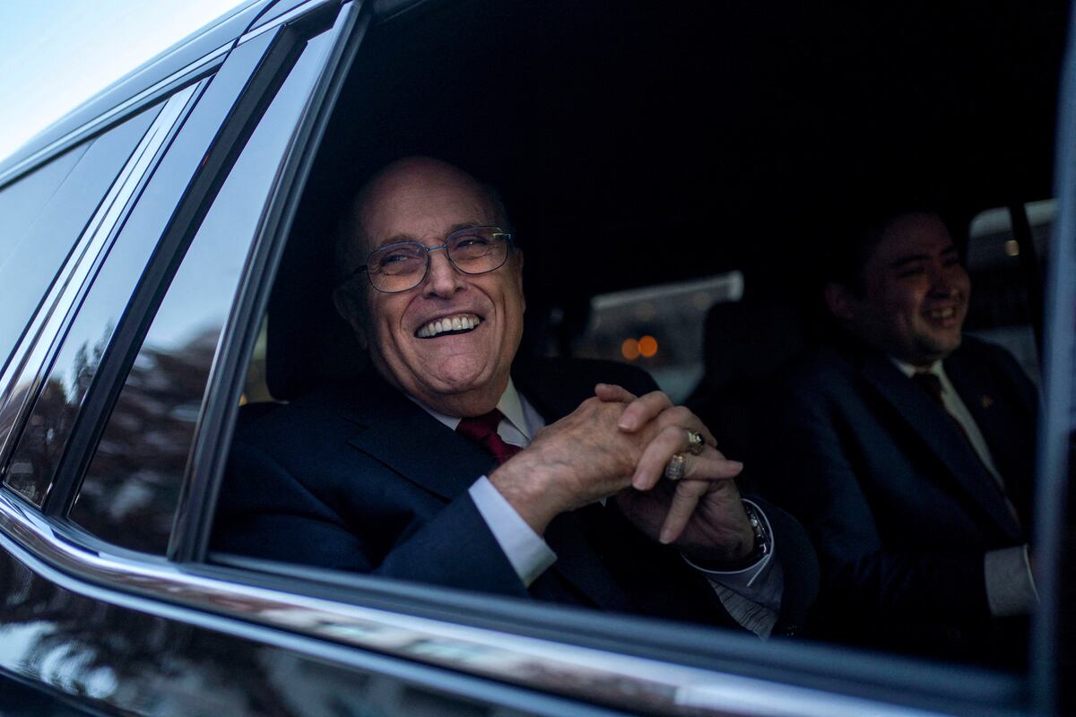 Rudy Giuliani y Mark Meadows, entre los 18 imputados por orquestar un ...