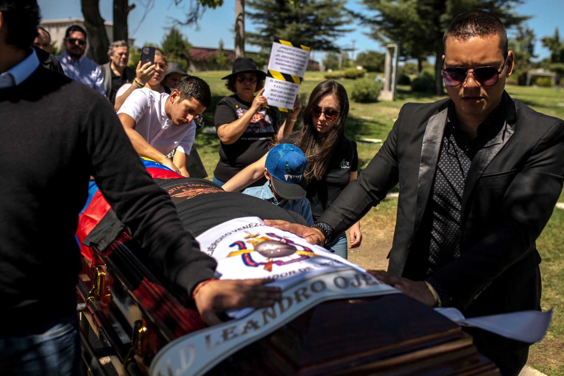 Miedo, tristeza y sospechas: el funeral de Ronald Ojeda, el exmilitar ...