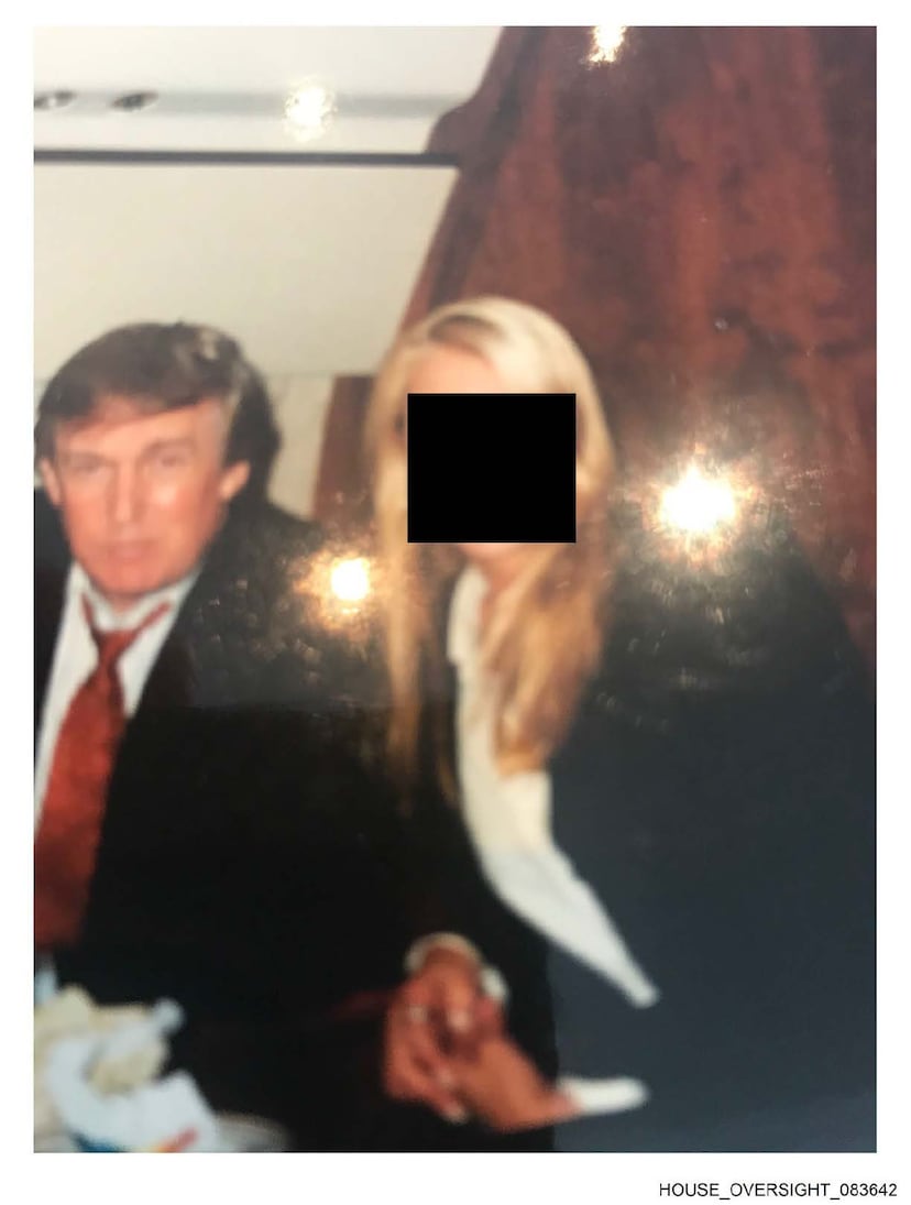 Los demócratas publican nuevas fotos del archivo de Epstein en las que ...