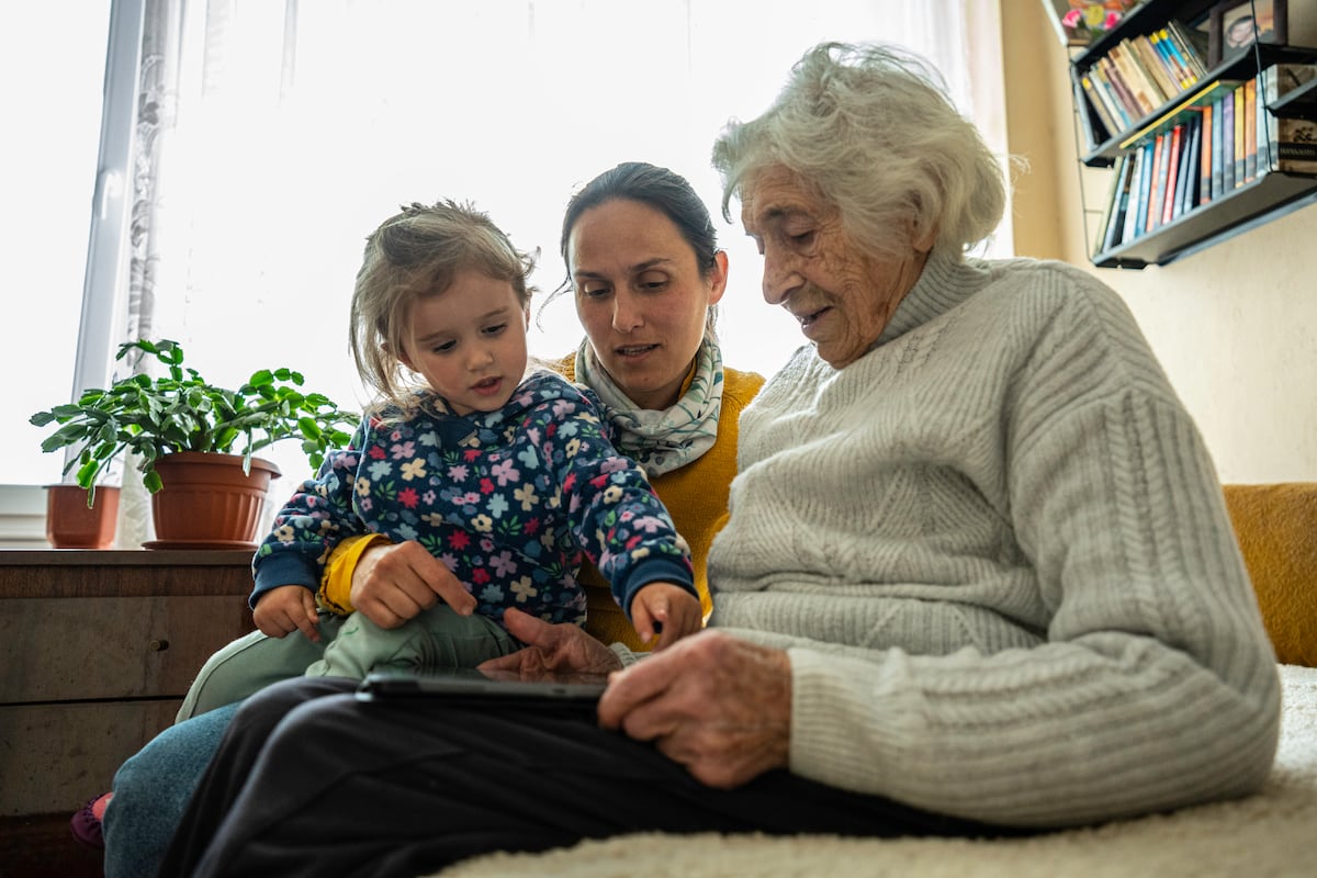 Radiografía del amor invisible: quién cuida a los mayores en la sociedad española | Especial ESG ...