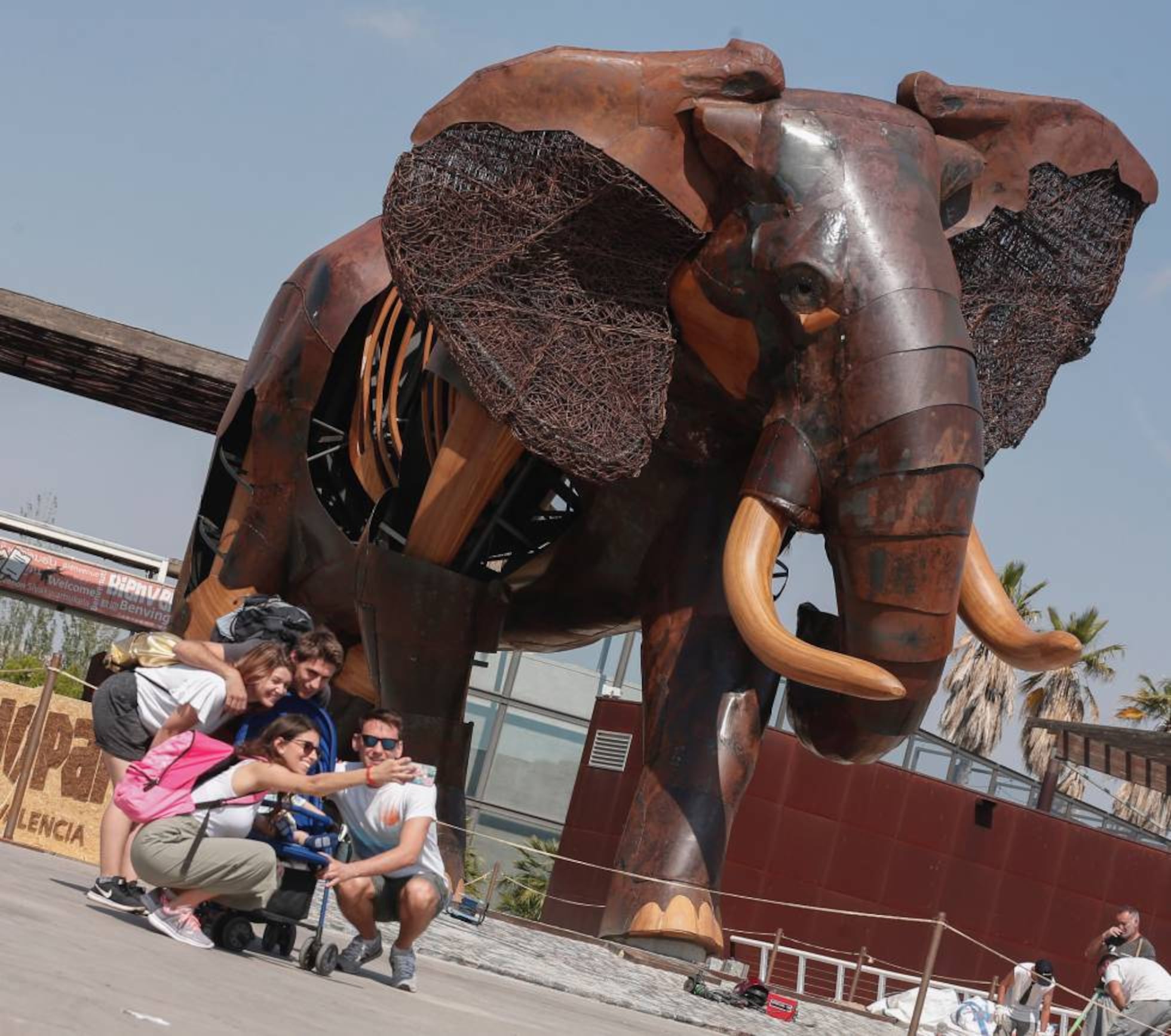 La escultura de un elefante de 11 metros de altura recibe a los ...