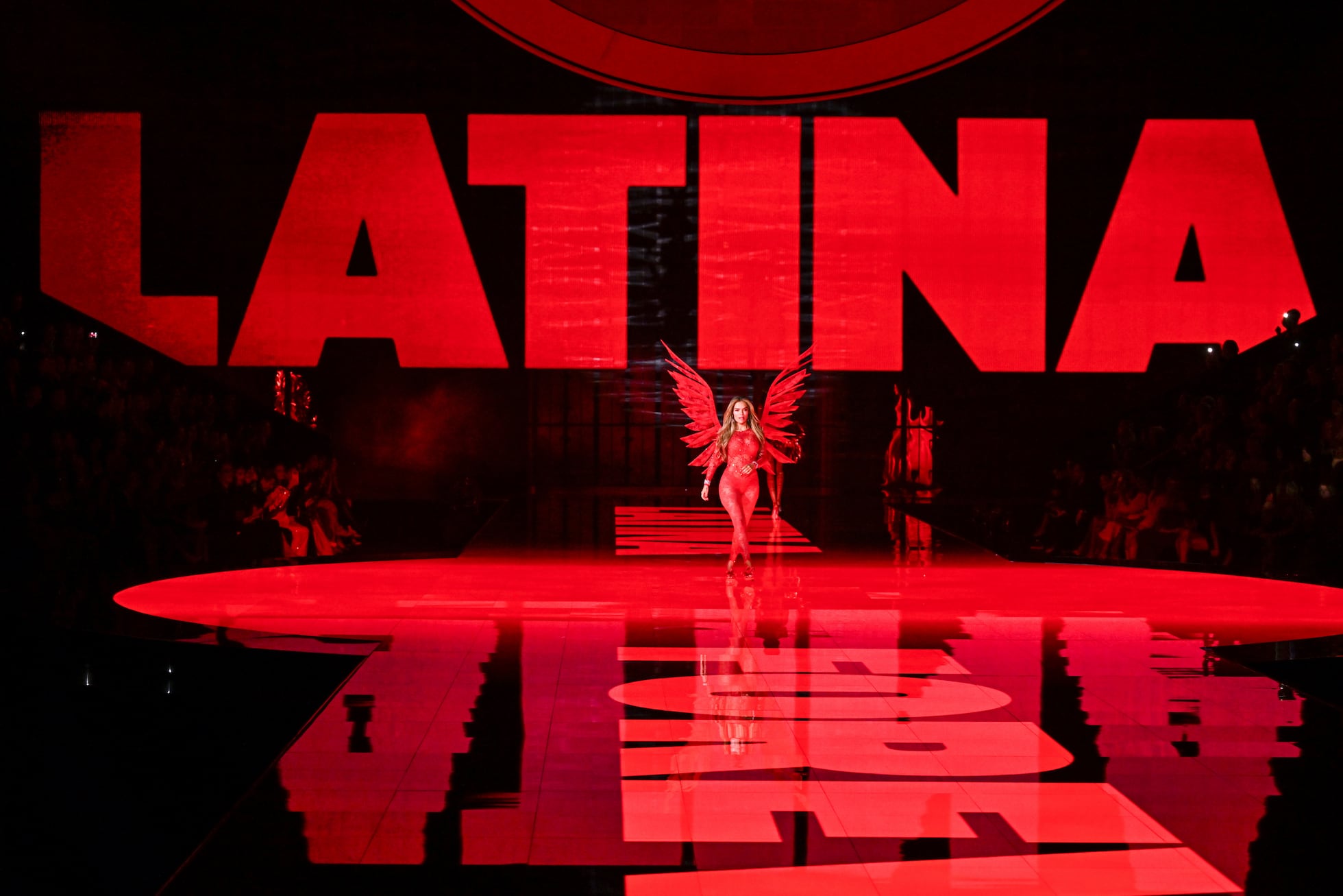 Karol G debuta como ‘ángel’ en el icónico desfile de Victoria’s Secret ...