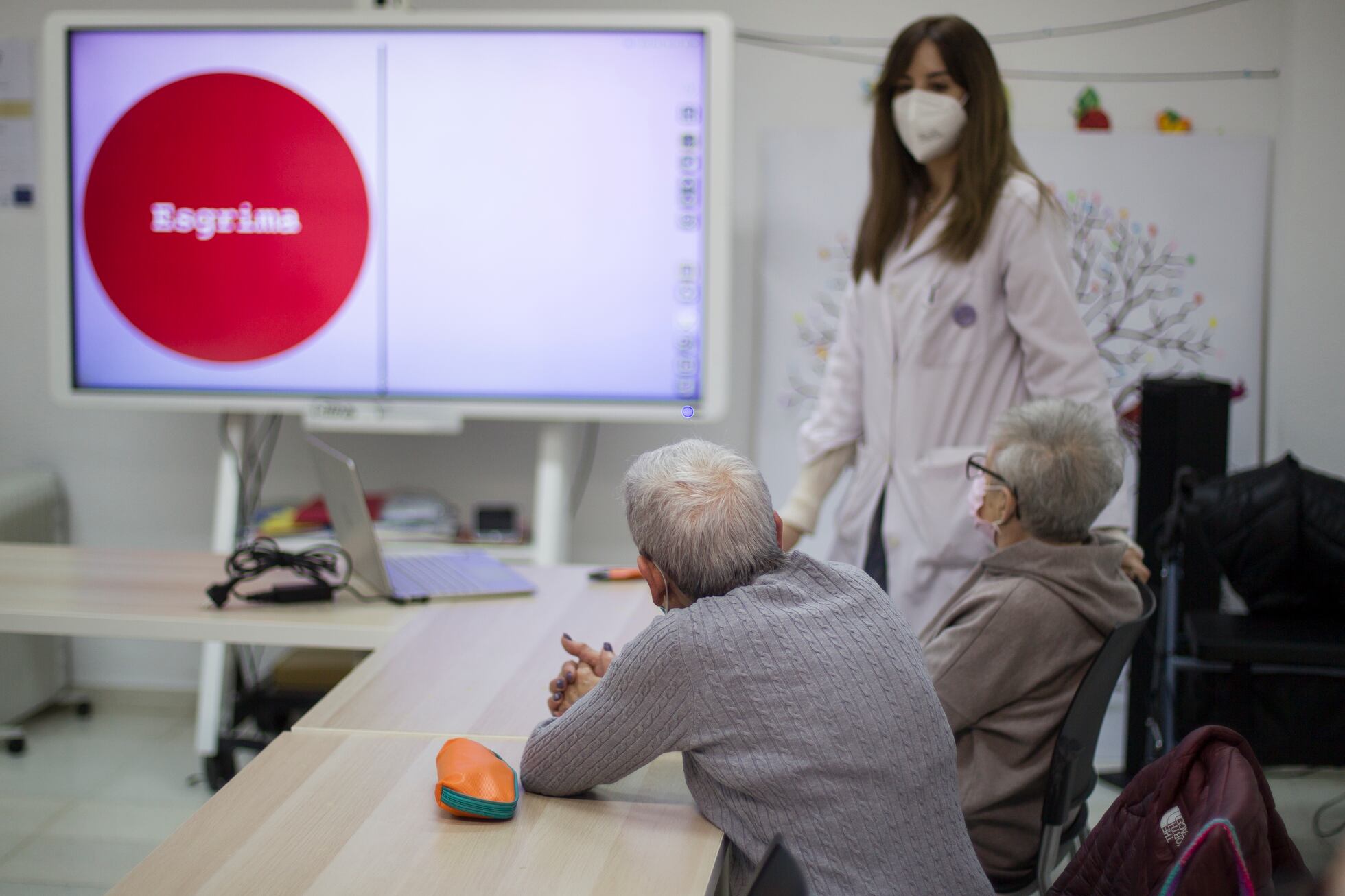 Apps, smart watches and QR tags help keep track of people with dementia ...