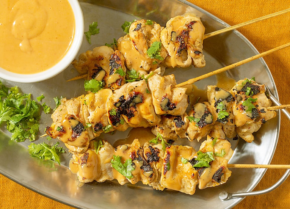 ‘Satay’ de pollo, las suculentas brochetas indonesias con herencia ...