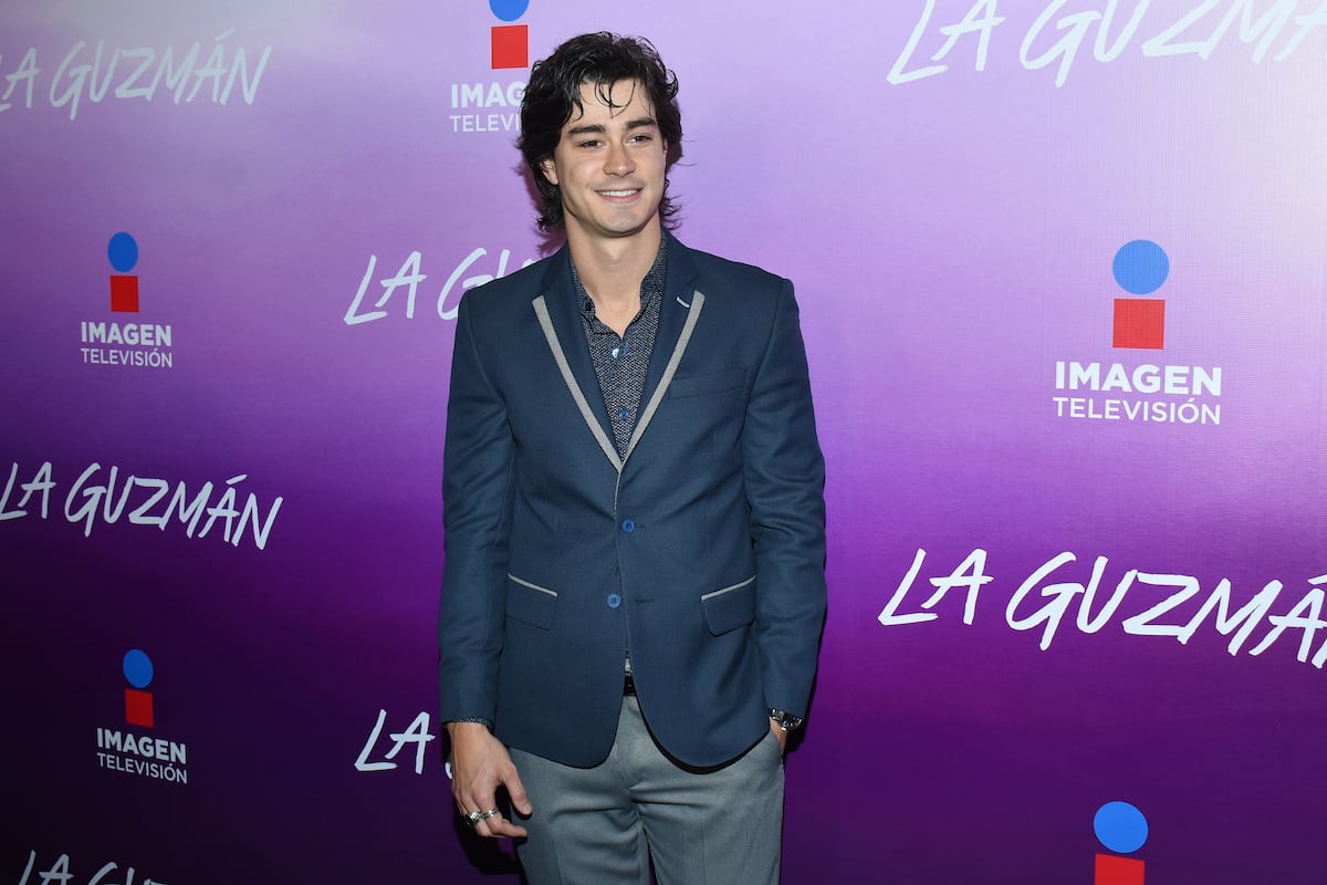 El actor Manuel Masalva, aún hospitalizado en Dubái, muestra una ...