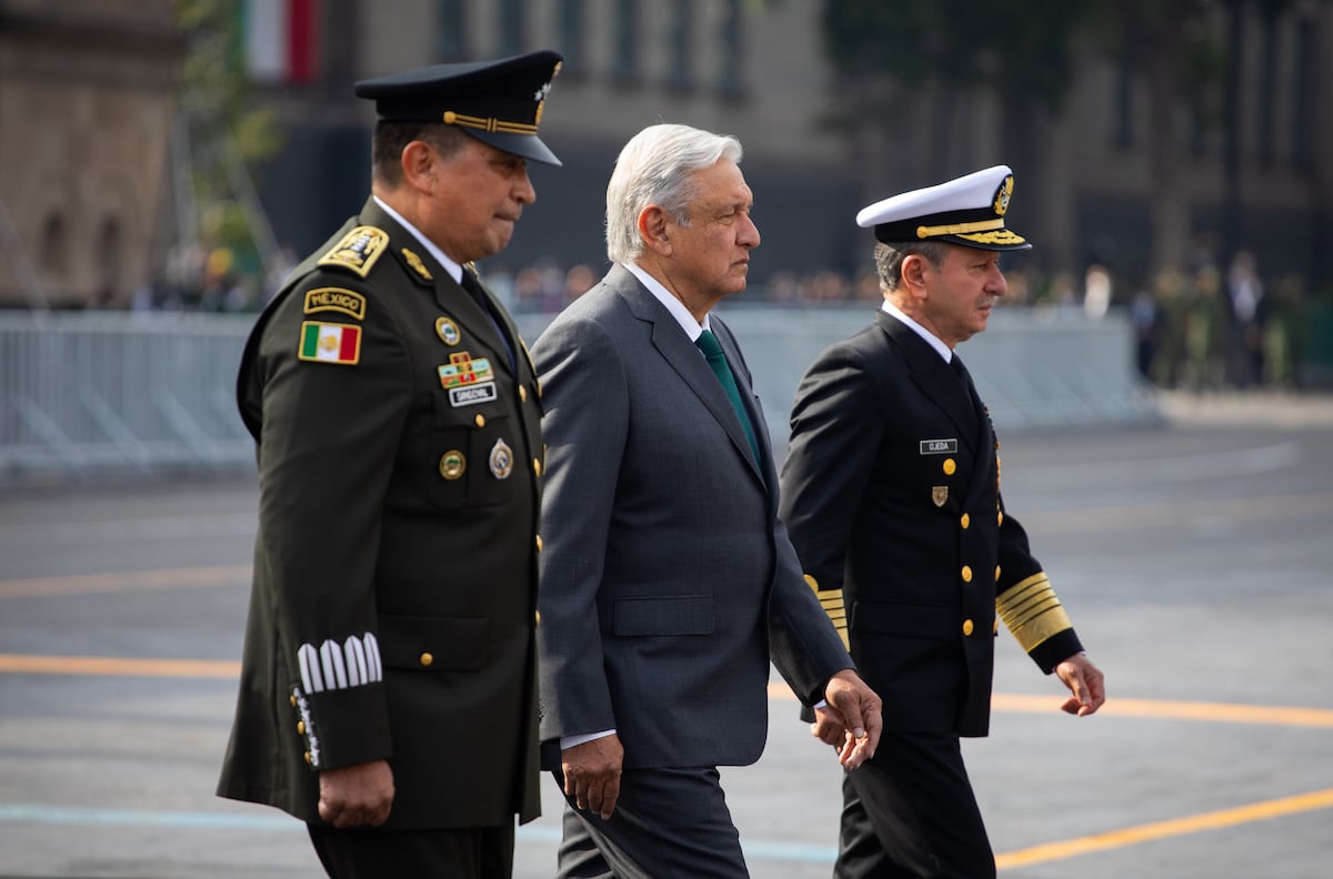 AMLO: López Obrador se abraza a la buena imagen del Ejército | EL PAÍS ...
