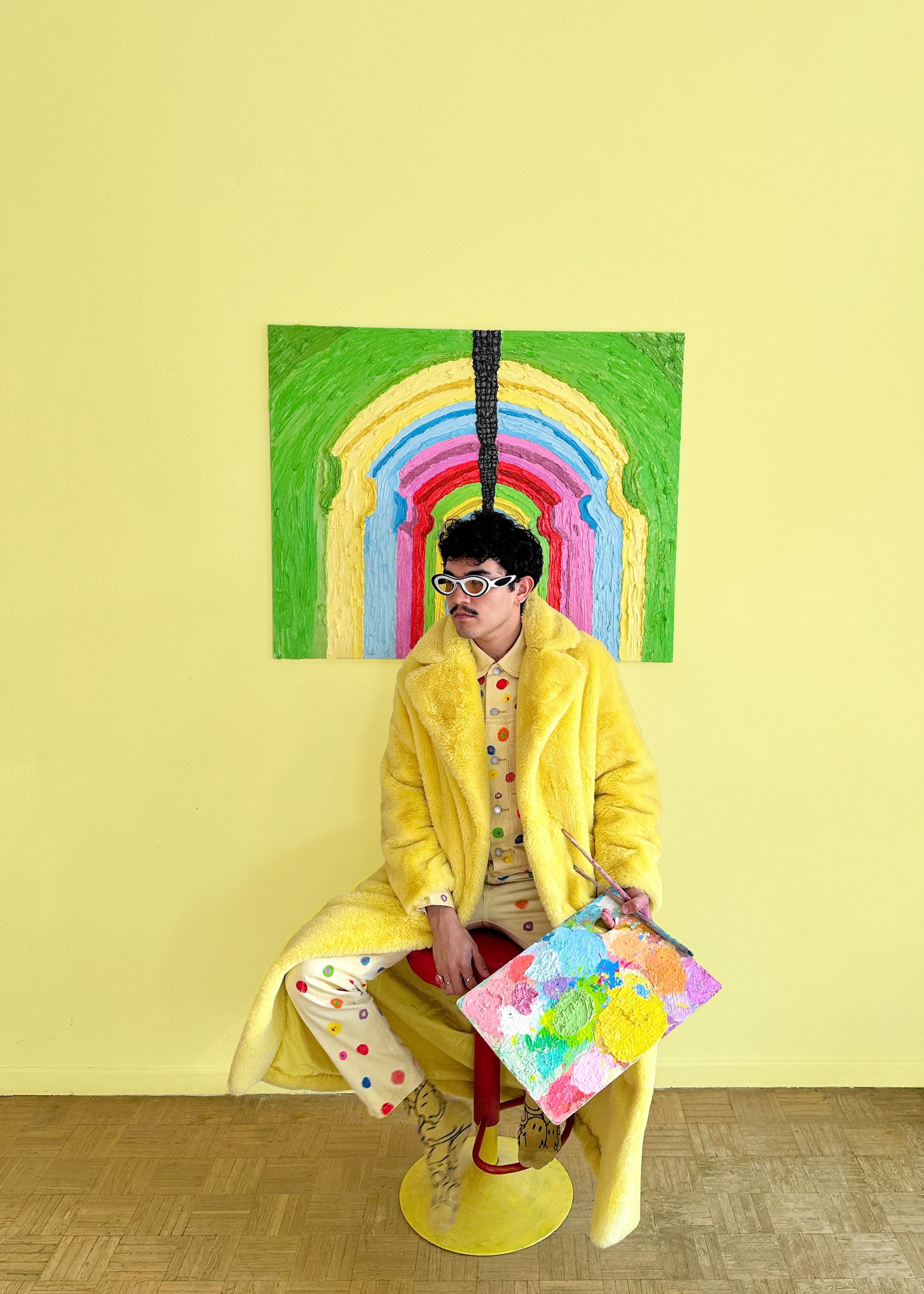 Emmanuel Carvajal, el artista que ha llenado de color su piso de ...