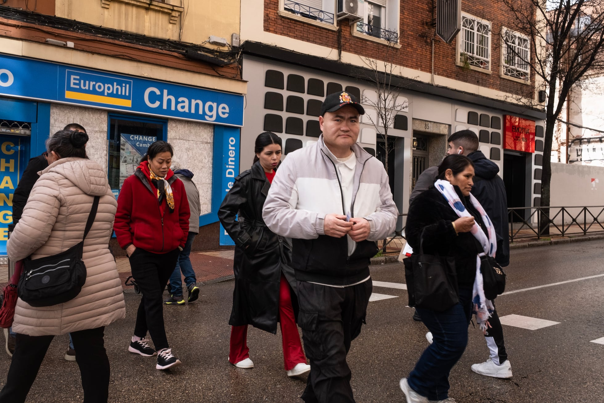 Algo pasa en Usera: españoles llegando desde el centro, un mercado ...