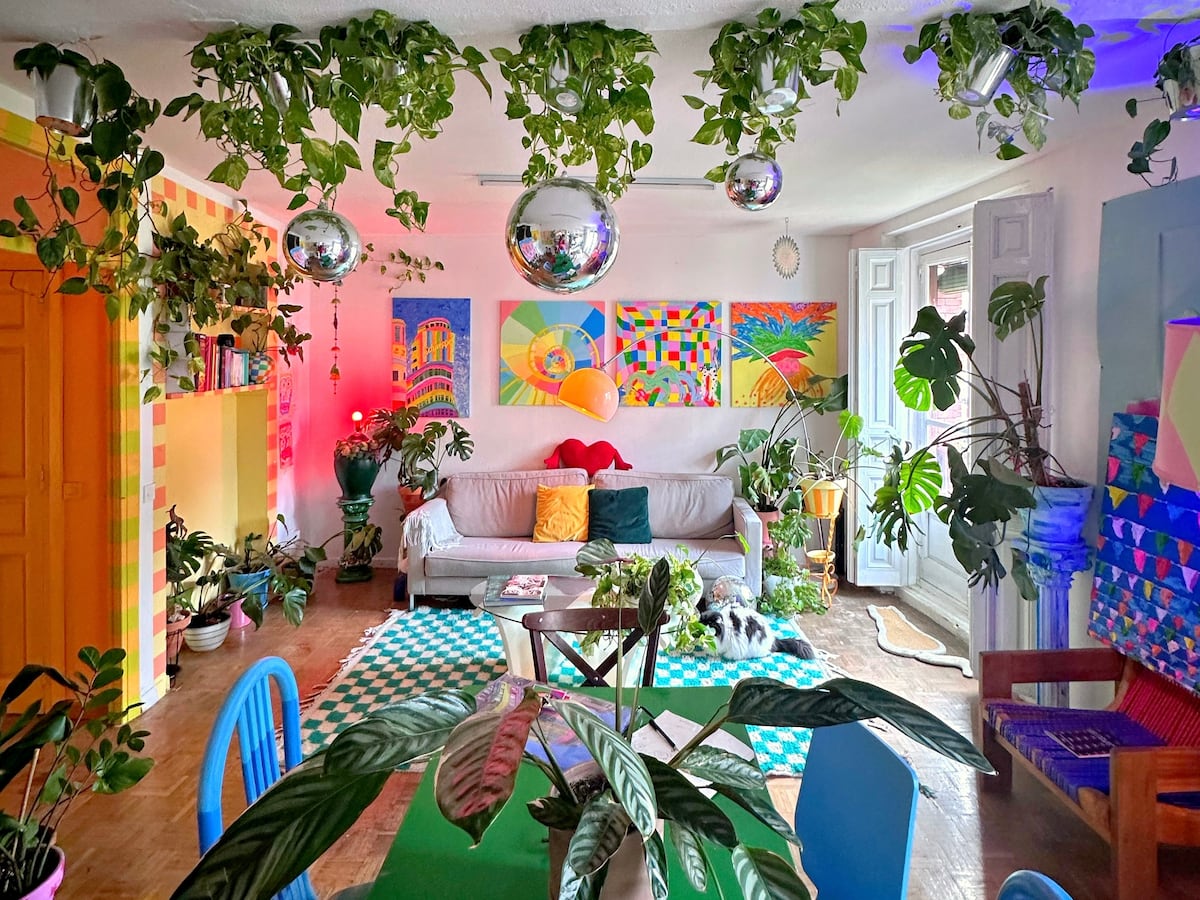 Emmanuel Carvajal, el artista que ha llenado de color su piso de ...