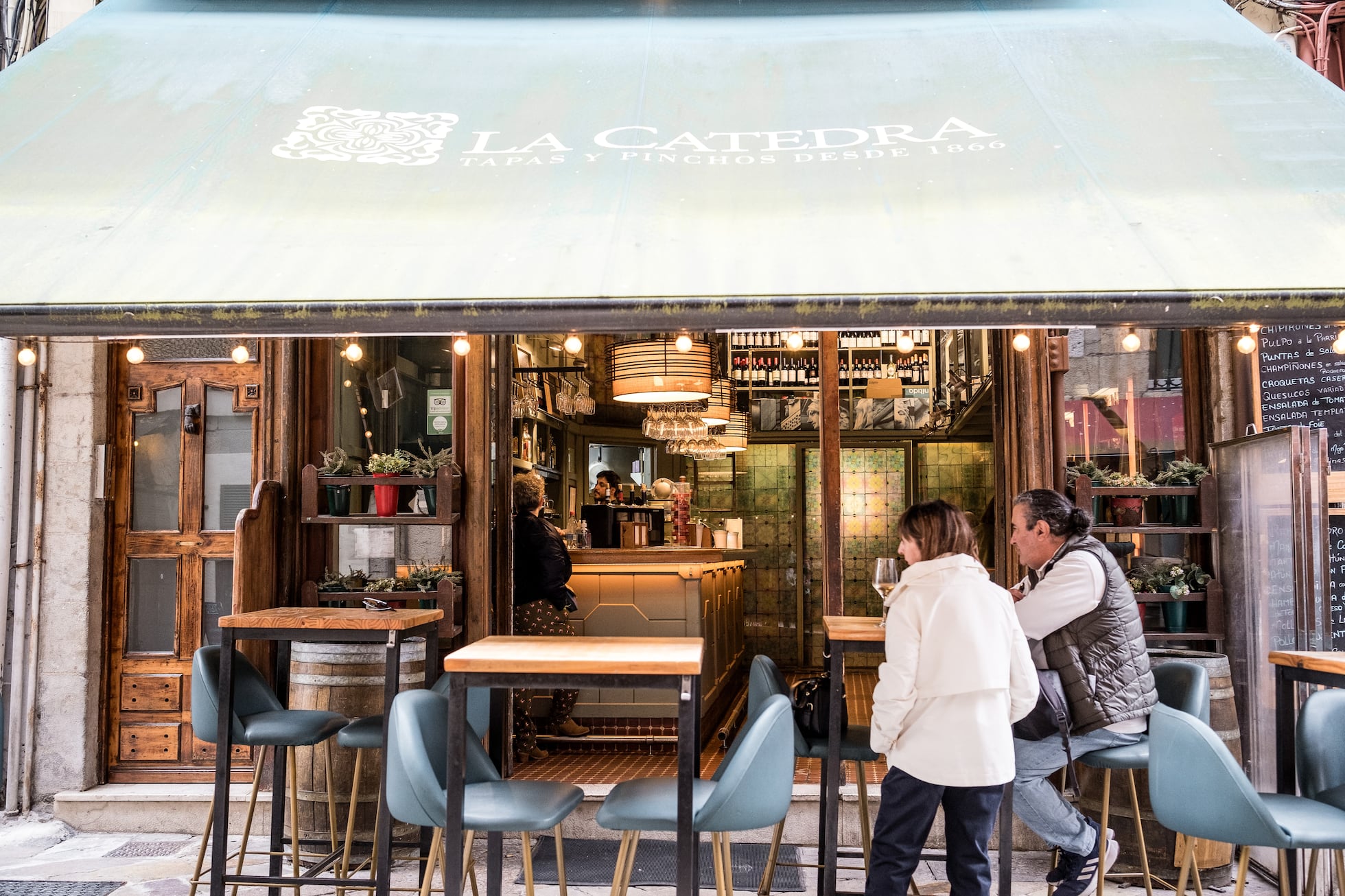 La Cátedra, rabas y vinos en el bar más antiguo de Santander ...