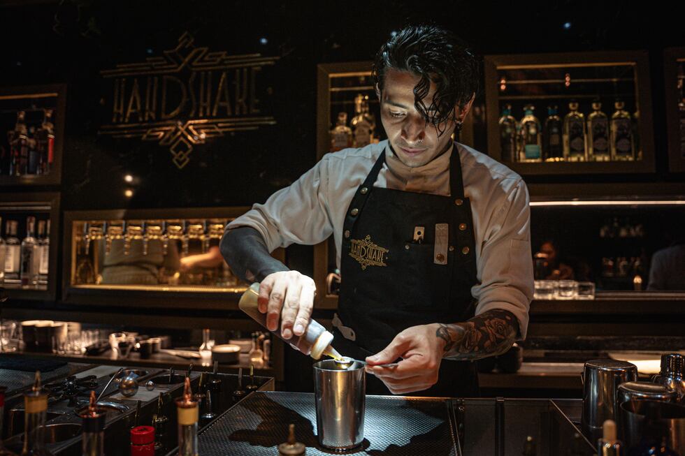 Handshake Speakeasy: Una noche en la barra del mejor bar del mundo ...