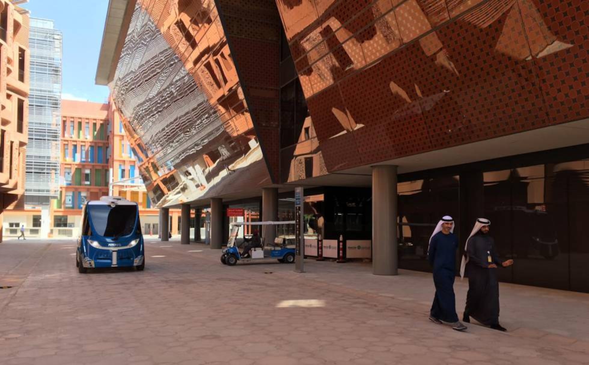 Un paseo por la desértica Masdar, la ciudad que estaba llamada a ser la ...