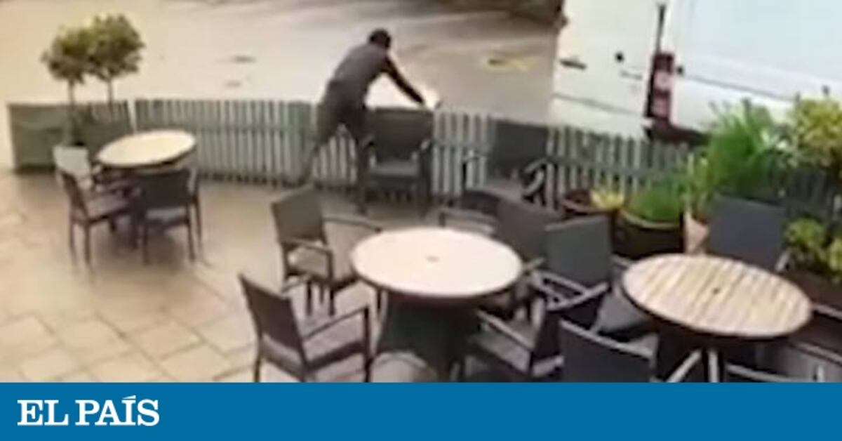 Dos minutos para robar la terraza completa de un bar | Vídeos | EL PAÍS