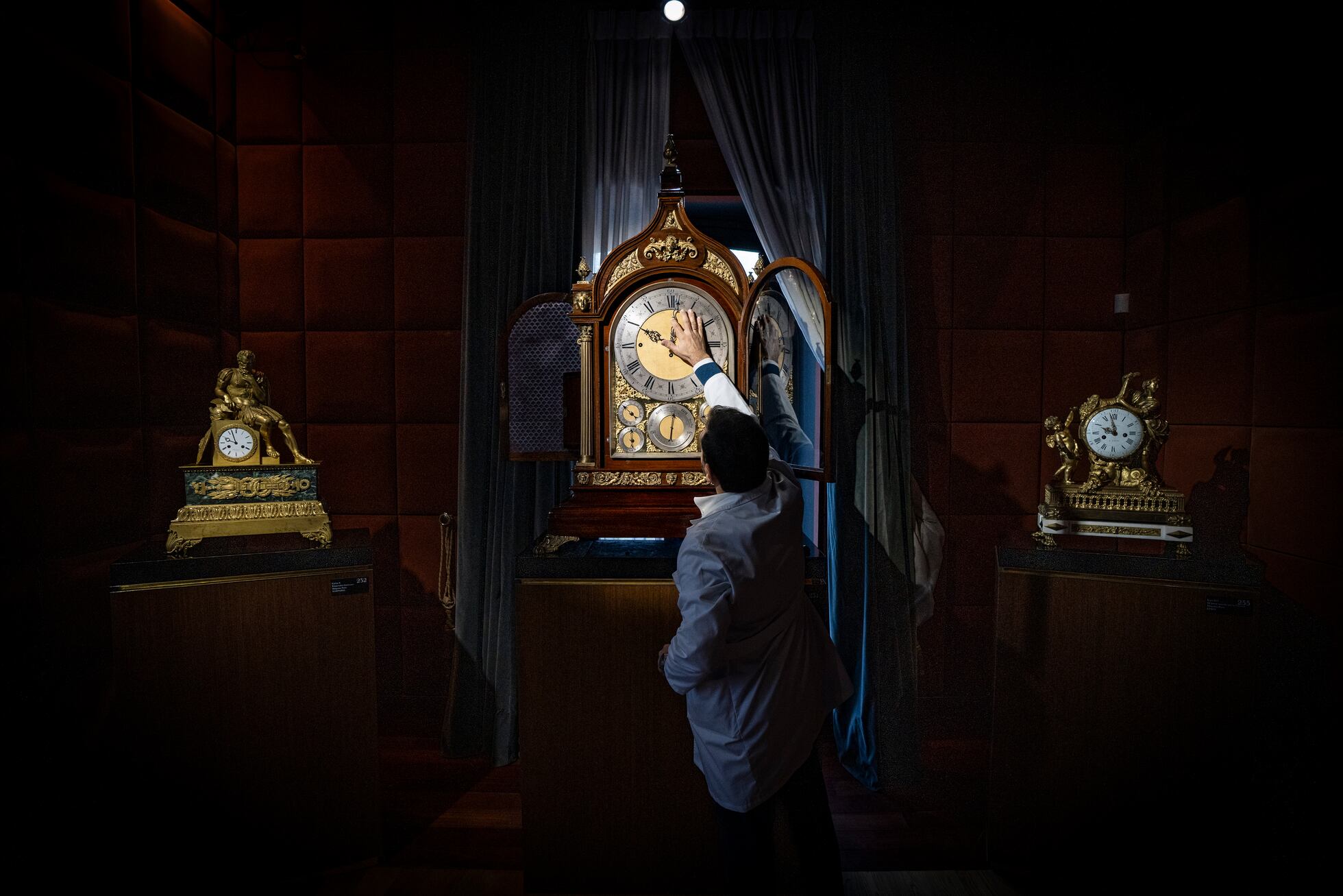 Así se cambia la hora en los 287 relojes históricos del Palacio del ...