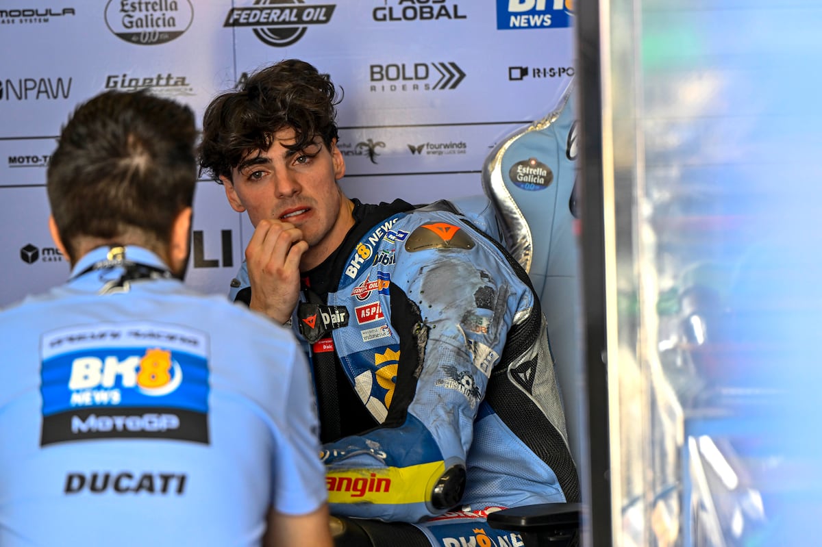 Moti gand wali russian japanese young woman opens the door