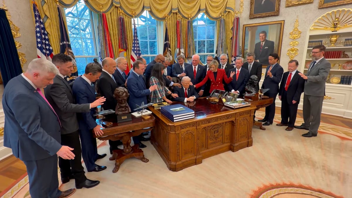 Pastores y religiosos rezan por Trump en el Despacho Oval | EL PAÍS US