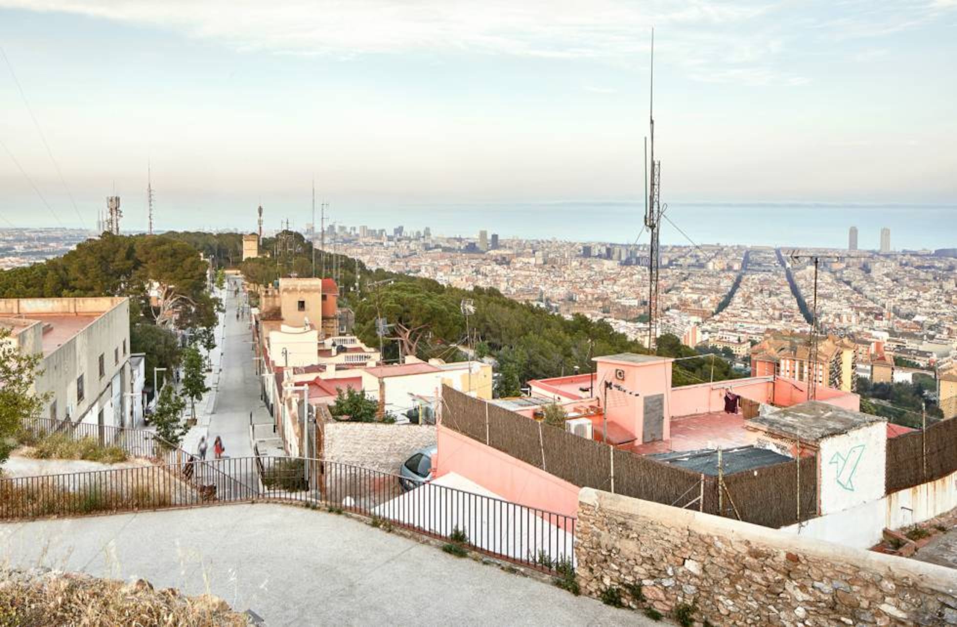 La calle de Barcelona diseñada para practicar el noble arte de sentarse ...