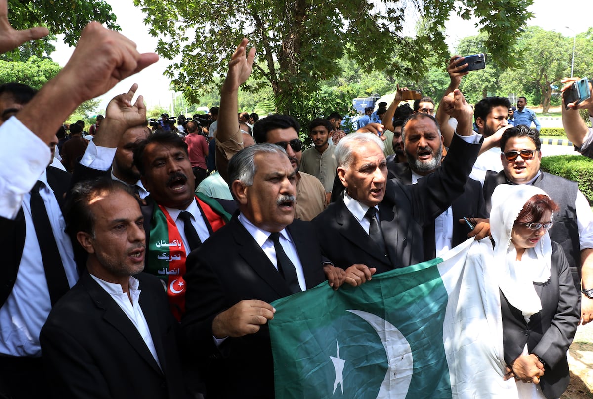 Pakistani court suspends the corruption conviction and sentence of former Prime Minister Imran ...