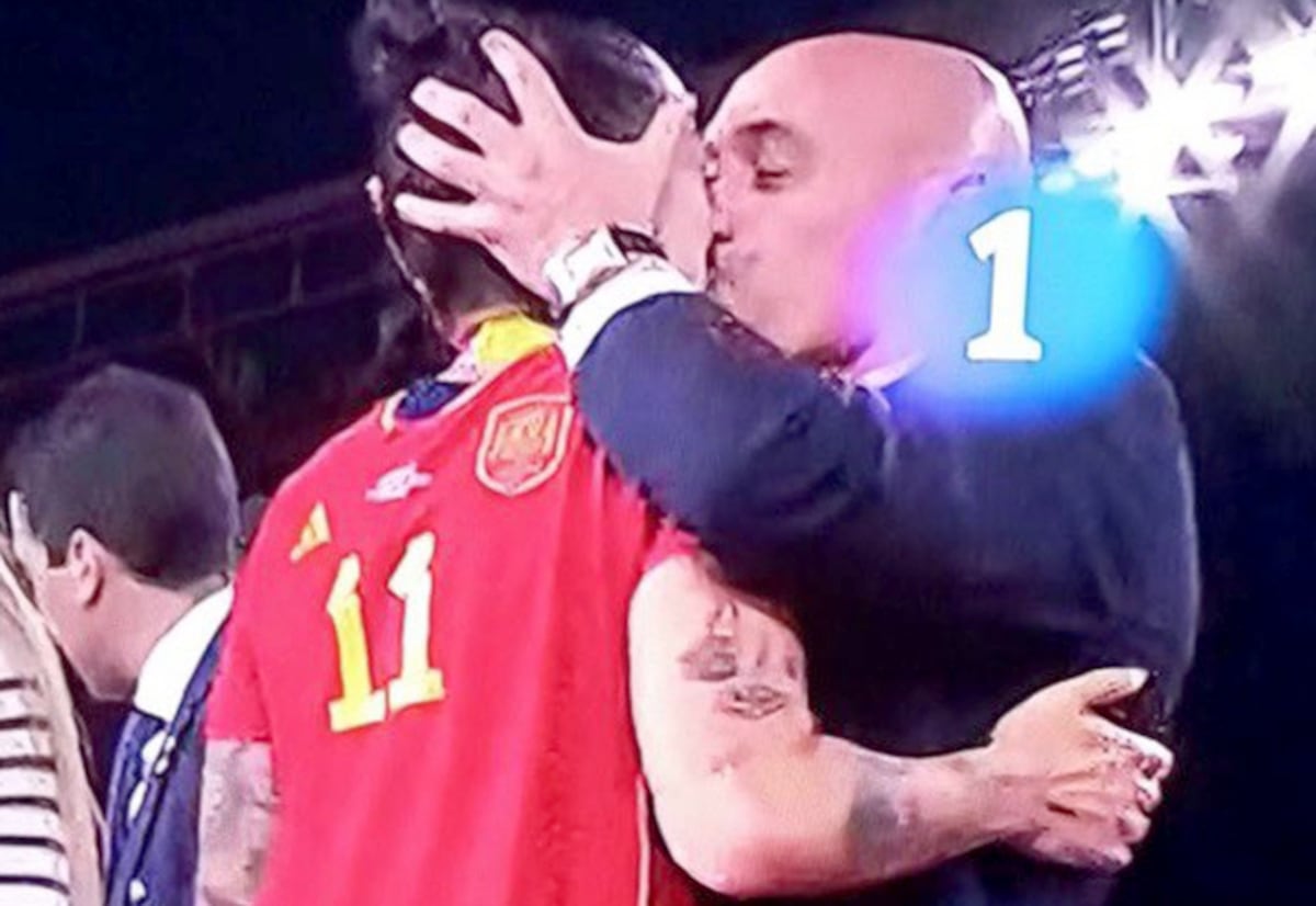 Luis Rubiales: Angry reaction after Spanish soccer leader kissed a ...