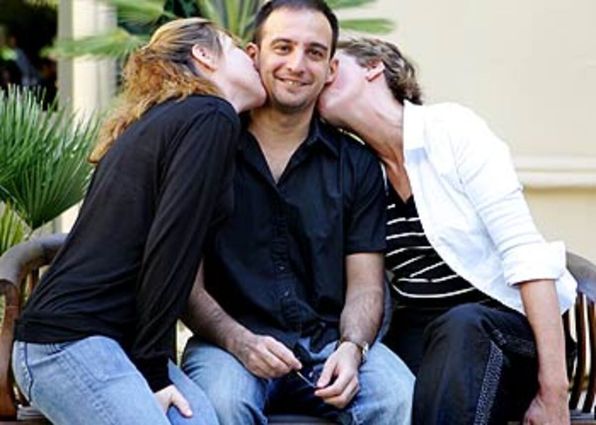 Las actrices Lola Dueñas y Mabel Rivero besan a Alejandro Amenábar | Espectáculos | EL PAÍS