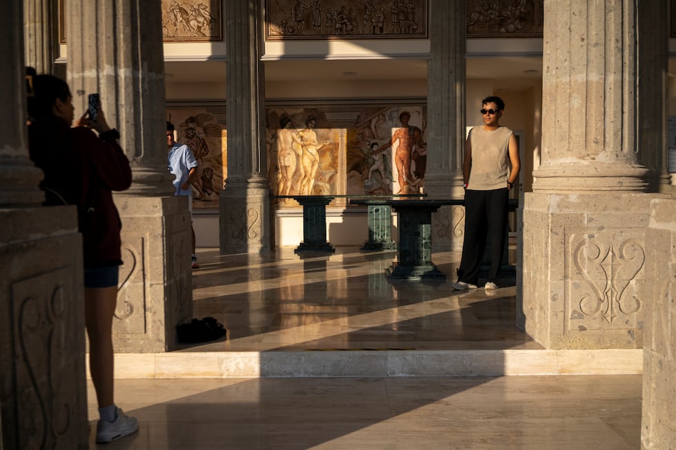 El Partenón de Arturo ‘El Negro’ Durazo en Zihuatanejo: un monumento a ...