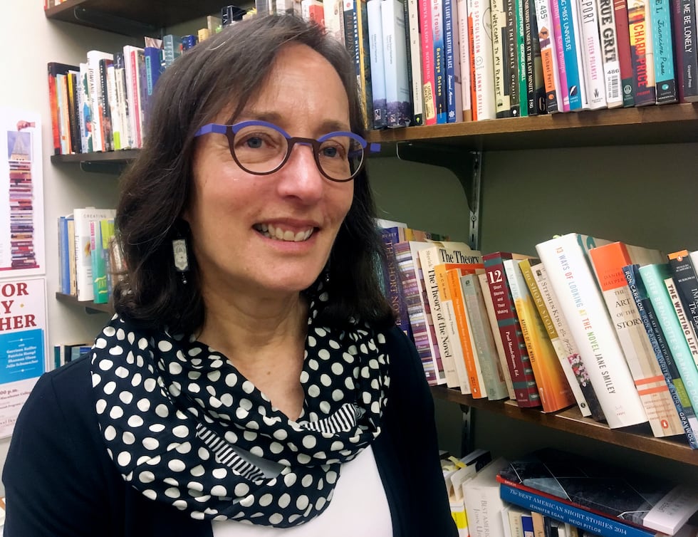 ‘Queridos miembros de la Junta’, de Julie Schumacher: esta universidad ...