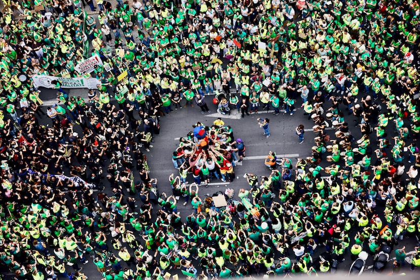Teachers take over the center of Valencia in a massive demonstration on ...