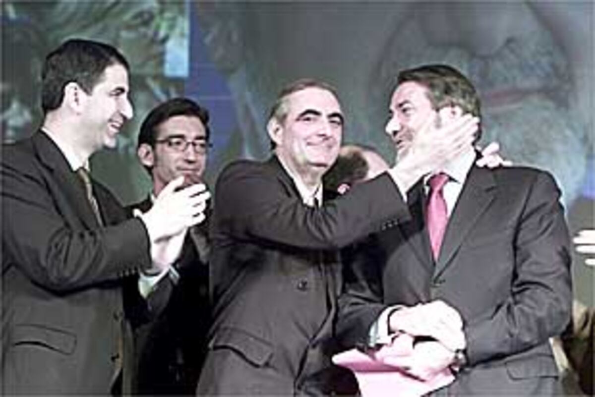 Leopoldo Barreda aplaude anoche mientras Ramón Rabanera abraza a Jaime ...