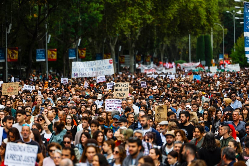 Los jóvenes abanderan la protesta masiva en Madrid por la vivienda ...