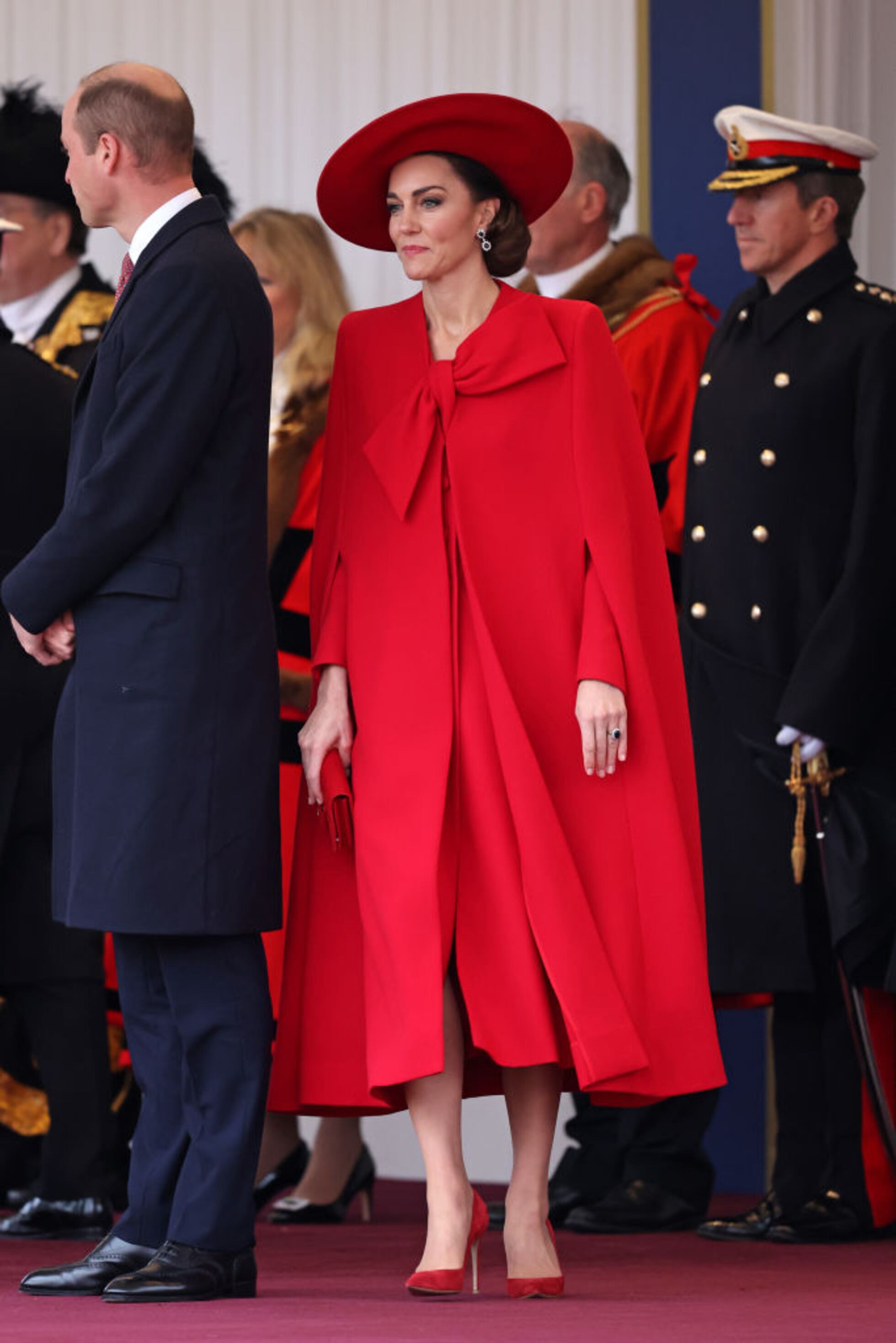 Kate Middleton se pone un espectacular abrigo rojo de fiesta para ...