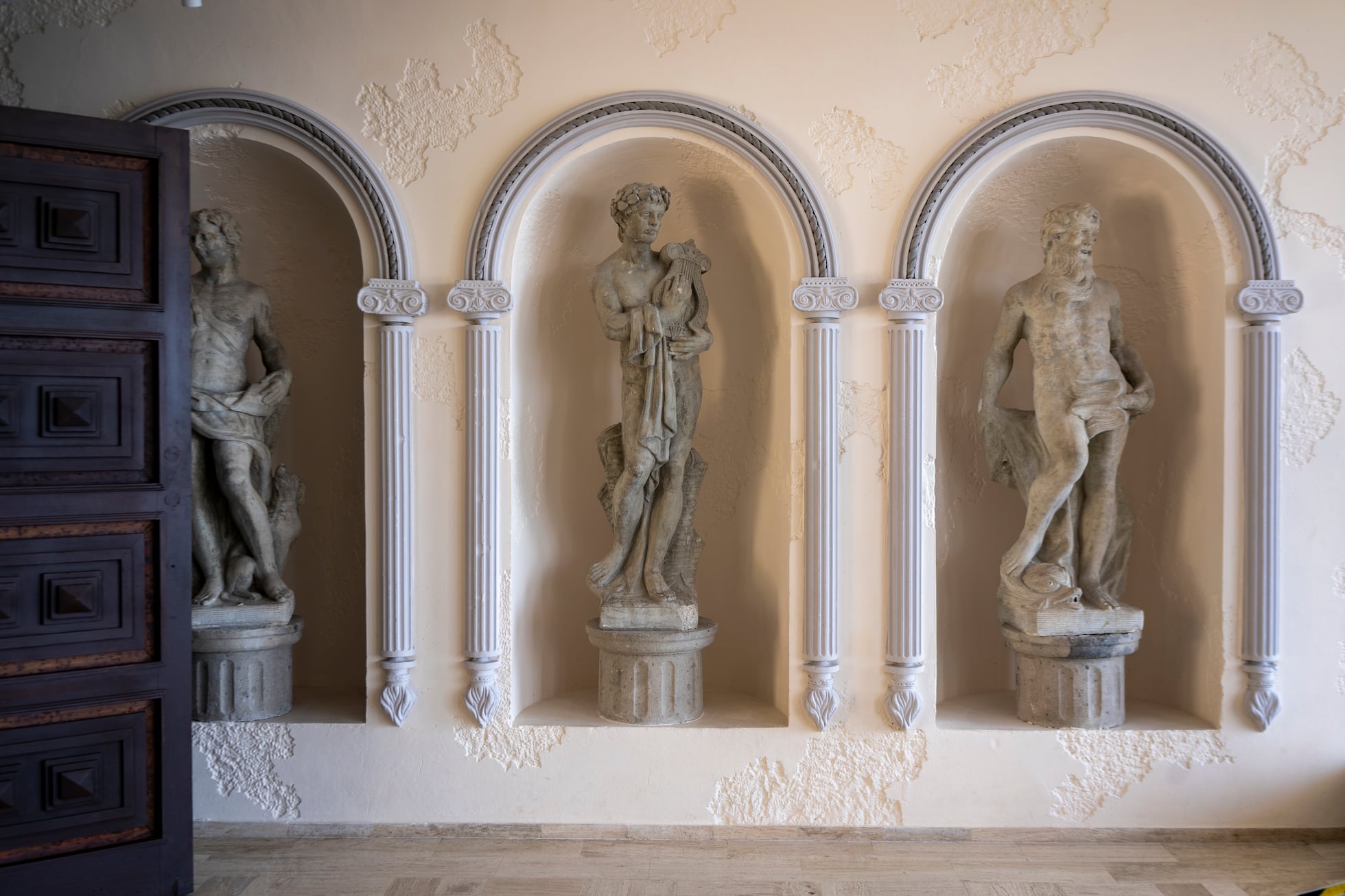 El Partenón de Arturo ‘El Negro’ Durazo en Zihuatanejo: un monumento a ...