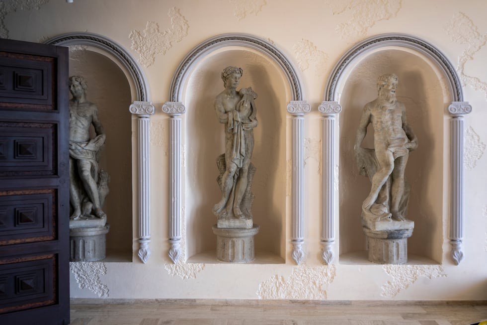 El Partenón de Arturo ‘El Negro’ Durazo en Zihuatanejo: un monumento a ...