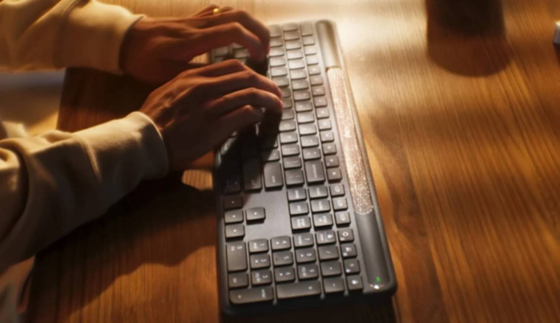 Logitech lanza un teclado solar que se puede cargar con la luz de las ...