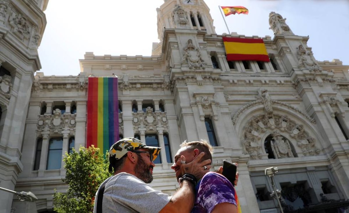 LGBTQI rights in Spain: Rainbow flag on Madrid City Hall displaced by ...