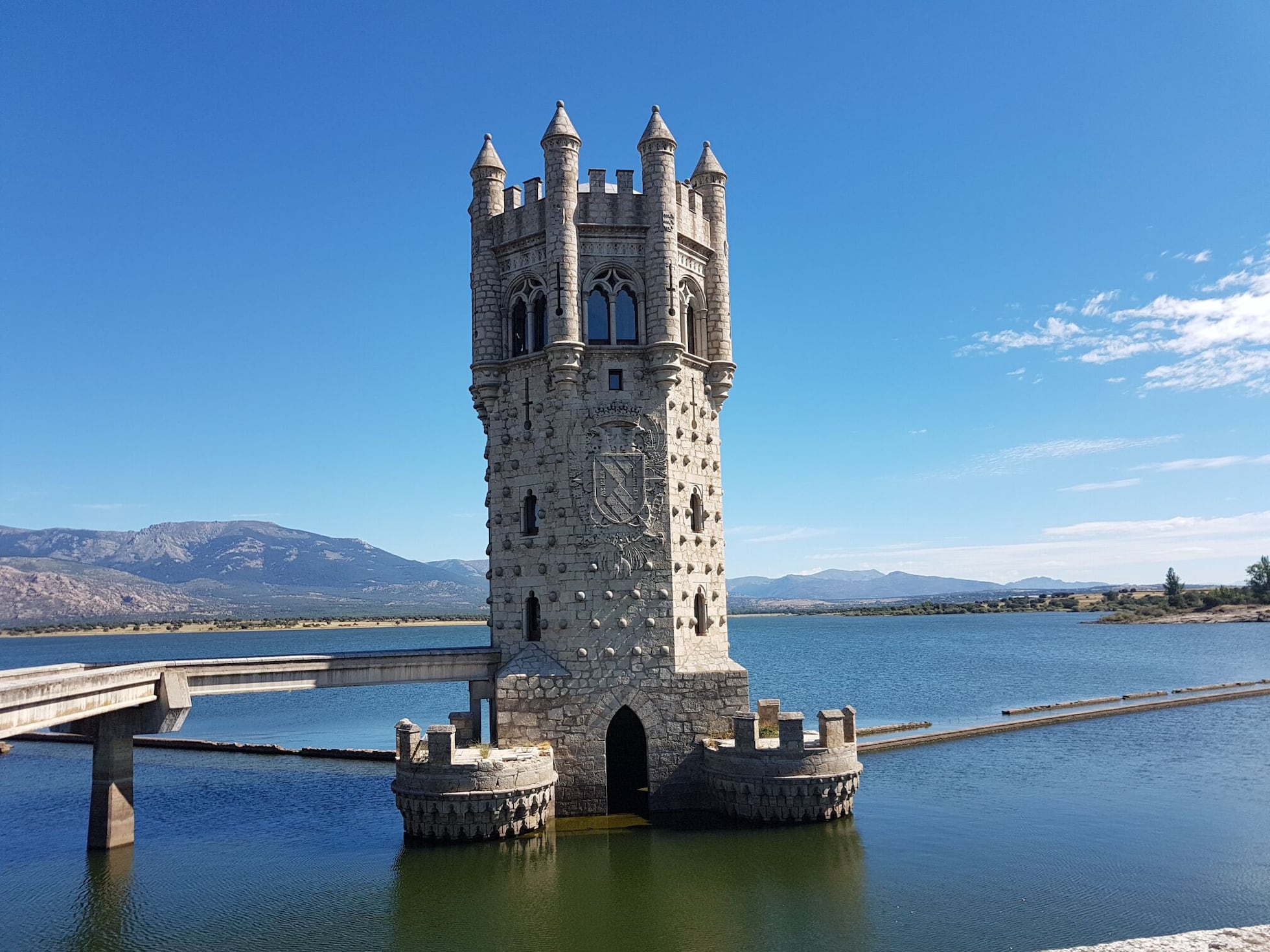 La torre que flota sobre el embalse de Santillana en Manzanares El Real ...