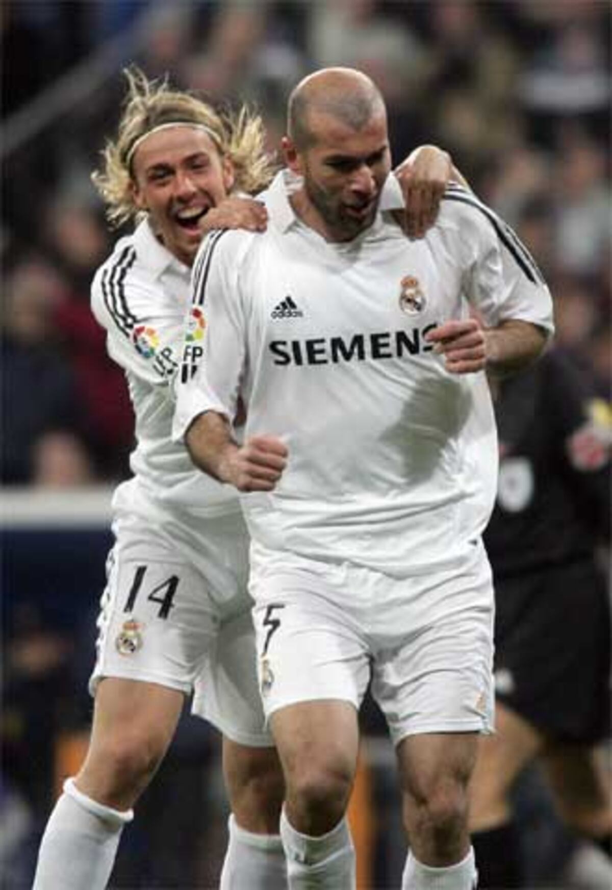 Guti abraza a Zidane | Deportes | EL PAÍS