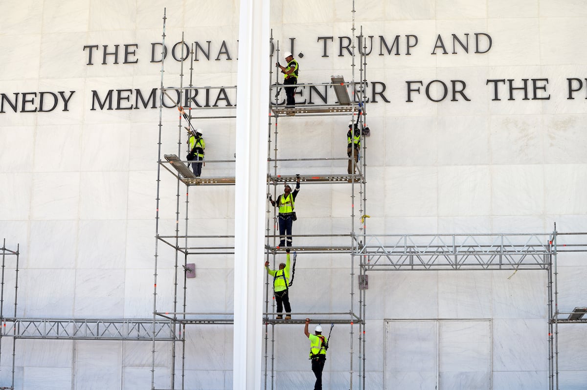 El Kennedy Center cumple con la orden judicial de retirar el nombre de ...