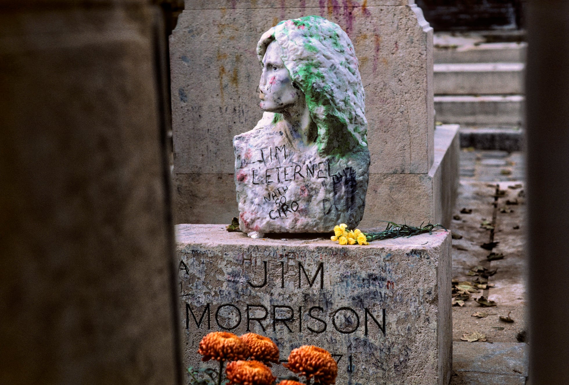 La policía recupera el busto de mármol que adornaba la tumba de Jim Morrison en París | Cultura ...