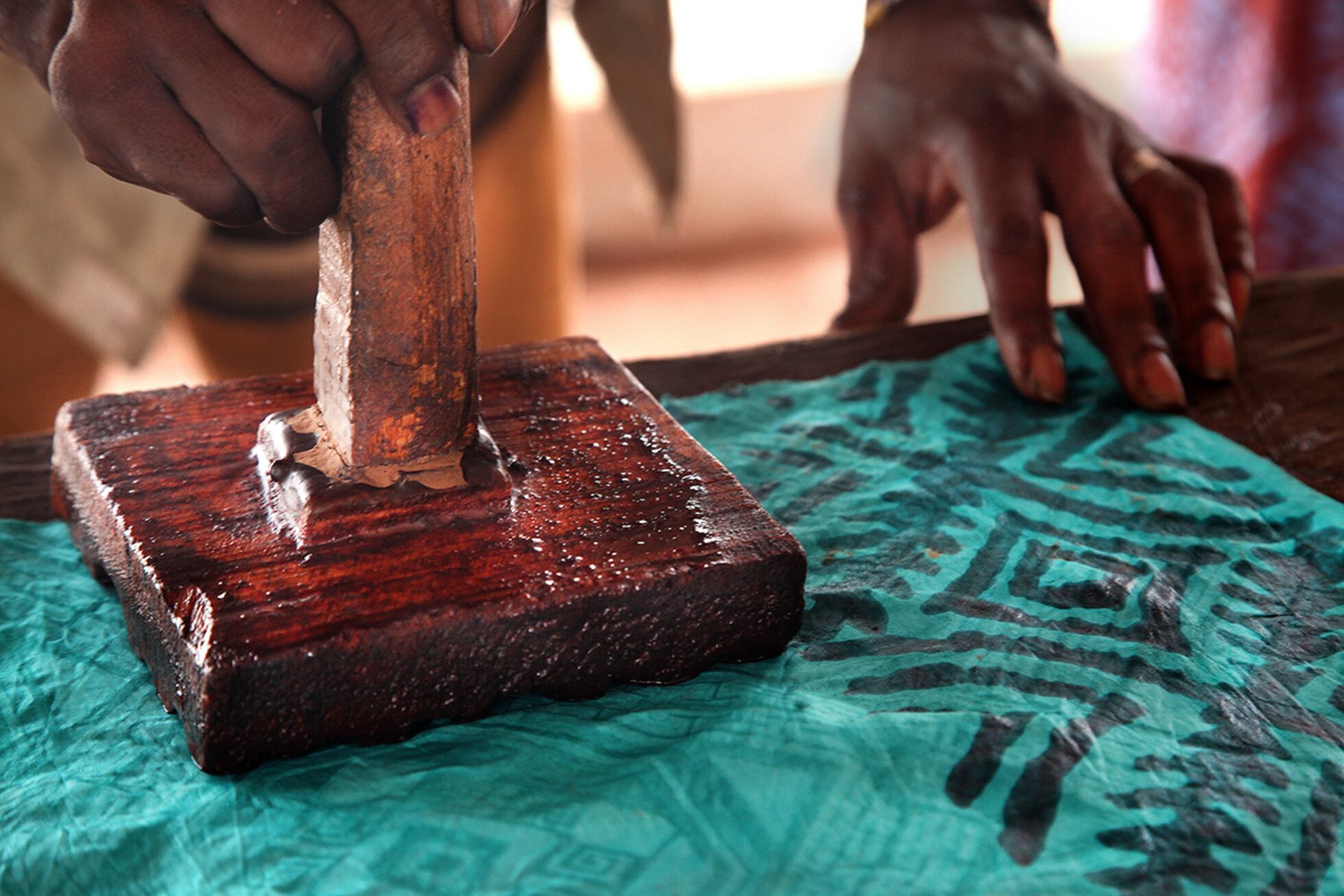 La increíble historia de los estampados africanos que hicieron ricas a ...