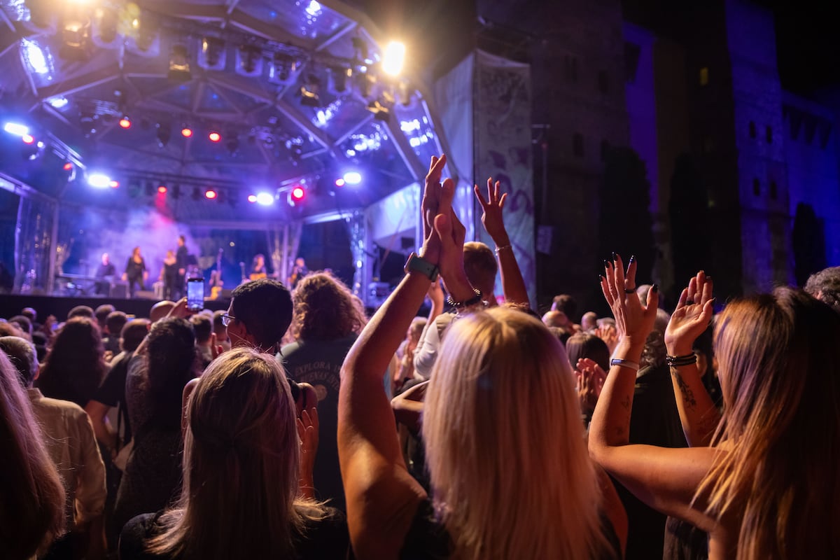 La música en fiestas, cuando Barcelona deviene pueblo | Noticias de ...