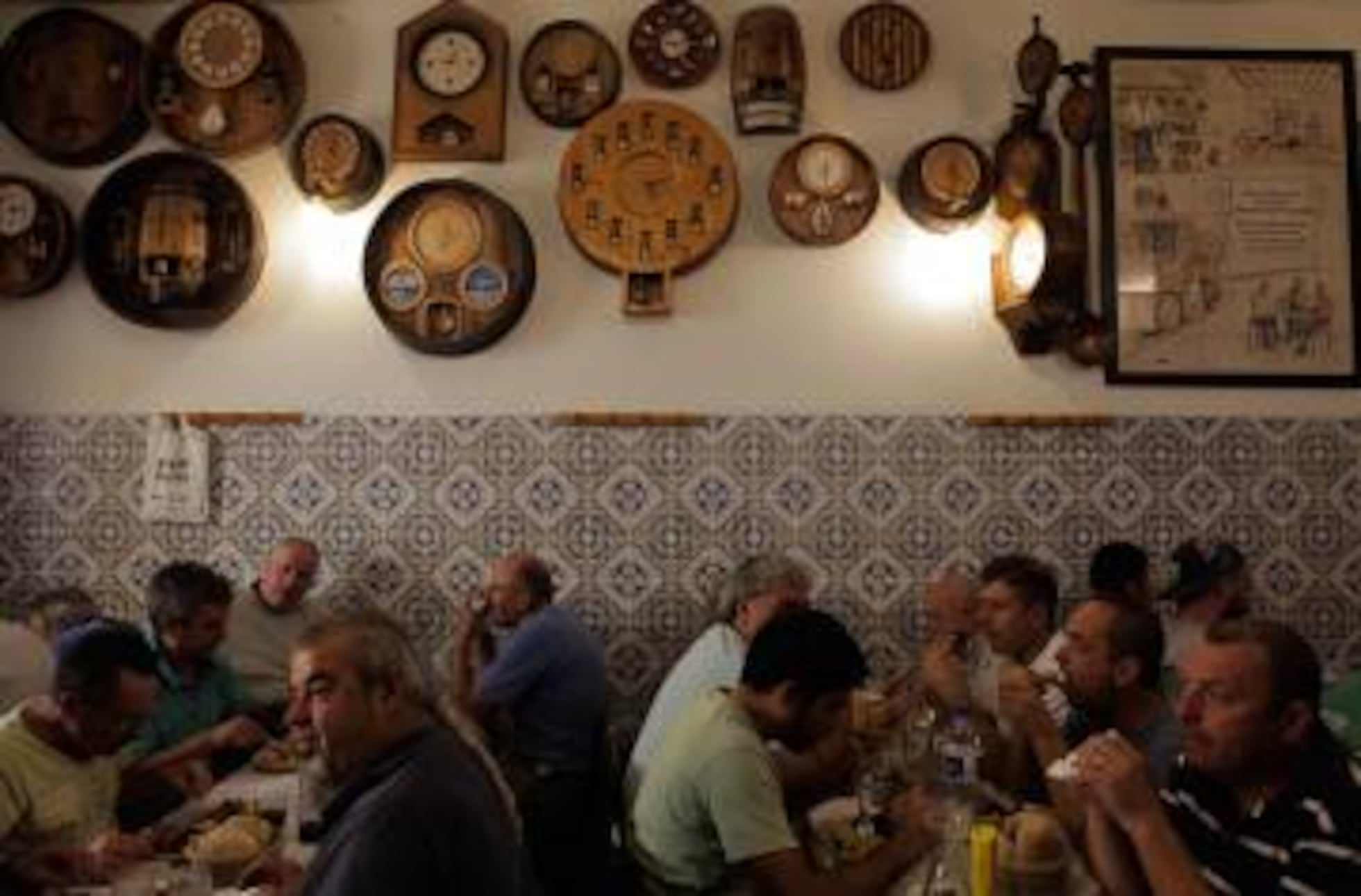 Seis tascas autênticas para comer com gosto e barato em Lisboa | El ...