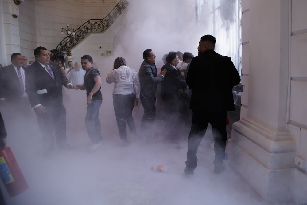 Un grupo de manifestantes intenta ingresar por la fuerza en el Congreso ...