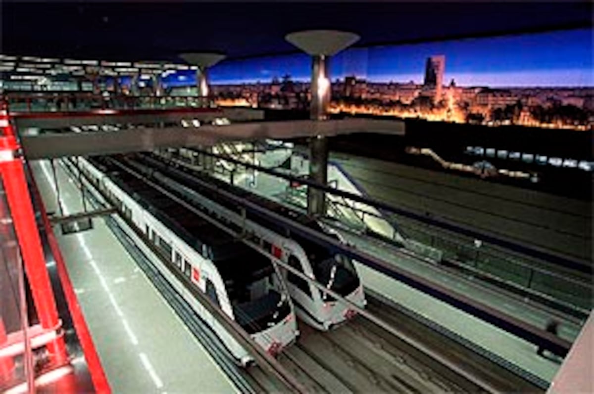 Interior de la macroestación de metro y cercanías de Nuevos Ministerios ...